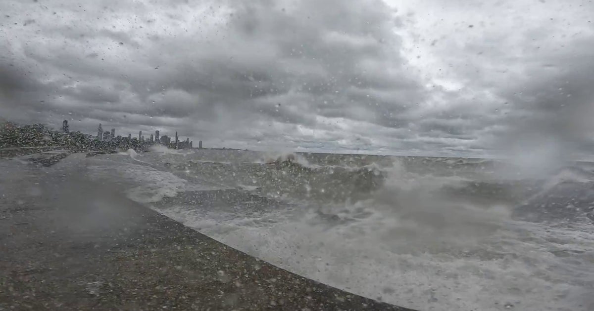 VIDEO: Incredible, massive waves hit Chicago’s lakefront amid powerful ...