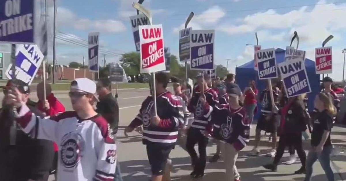 Chicago autoworkers hit the picket line as part of UAW strike | FOX 32 ...