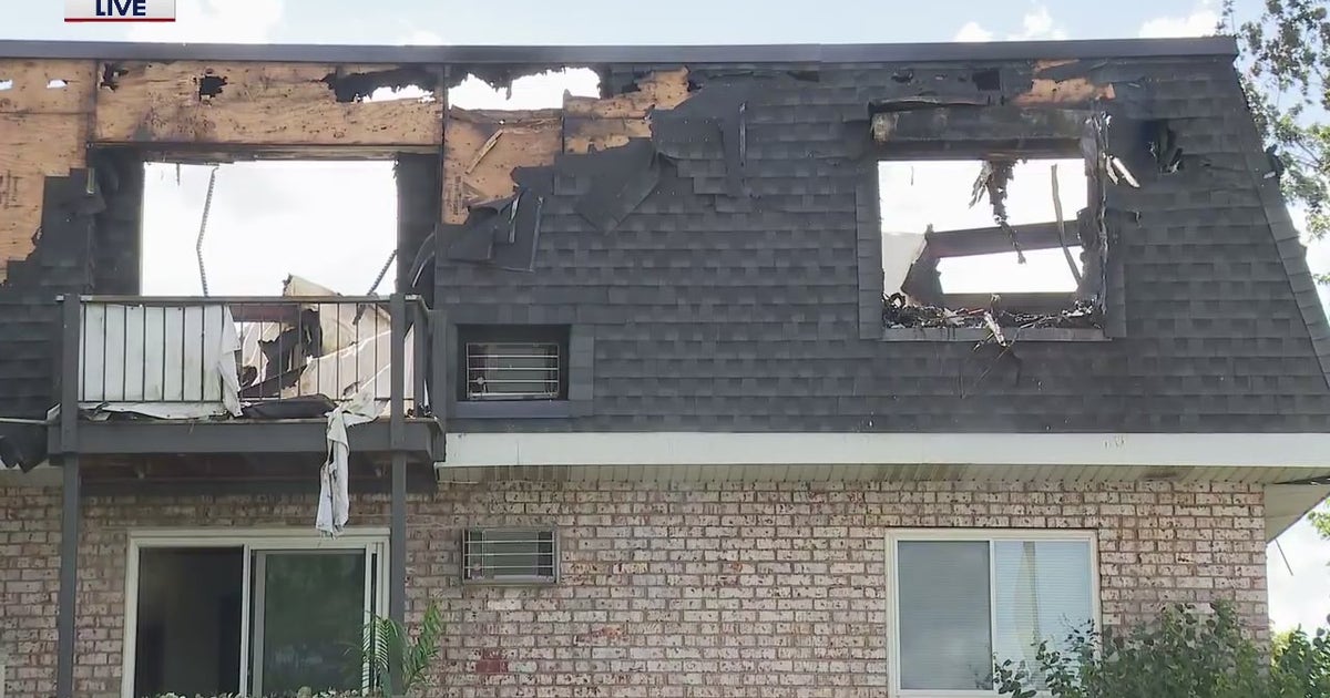 Mount Prospect apartment complex fire displaces 100 residents | FOX 32 ...