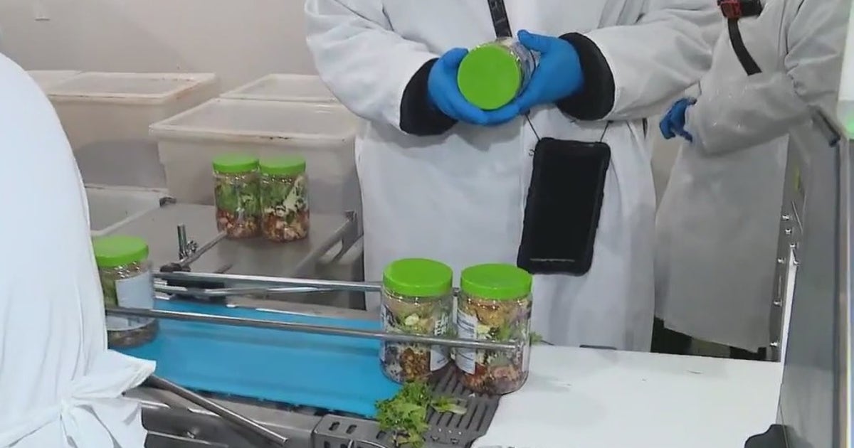 Behind-the-scenes at Farmer's Fridge factory in Chicago | FOX 32 Chicago