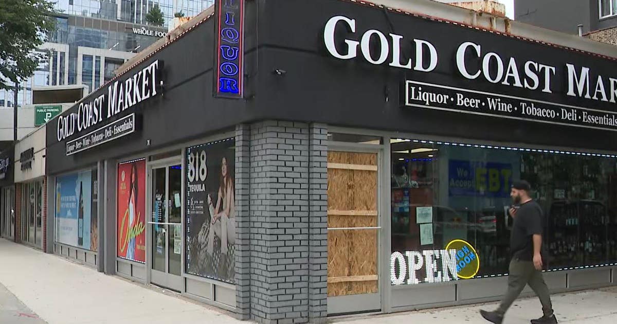 Smash-and-grab thieves hit River North liquor store | FOX 32 Chicago