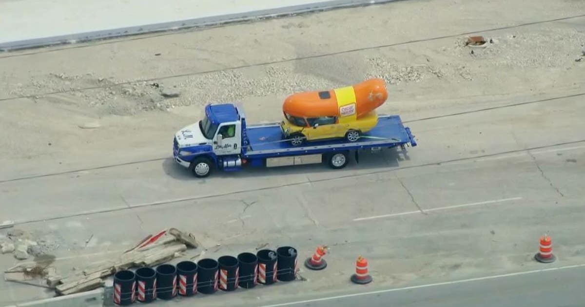 Oscar Mayer Wienermobile crashes on I-294 near Elmhurst | FOX 13 Seattle