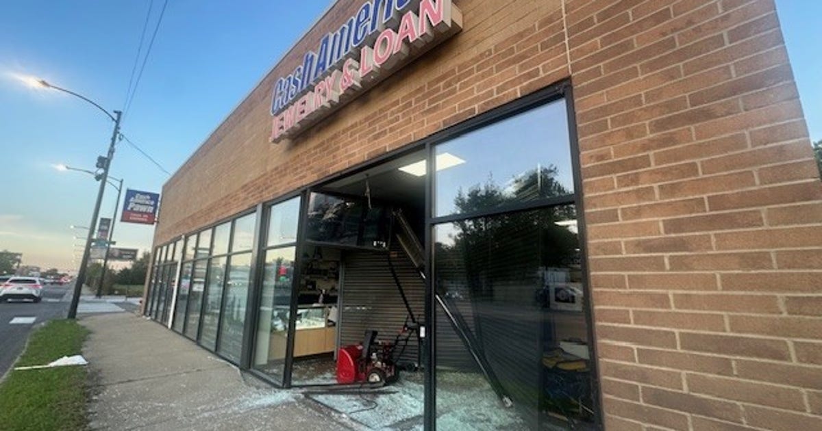 3 thieves crash car into Chicago pawn shop, steal merchandise: police ...