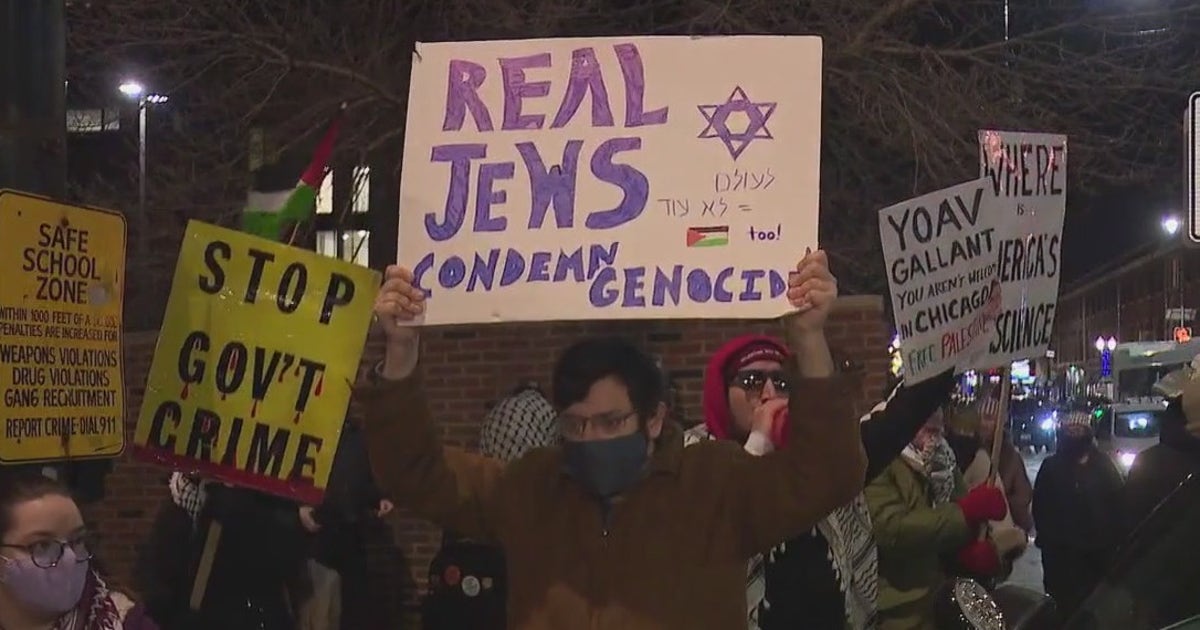Hundreds protest at Chicago synagogue over former Israeli defense chief ...