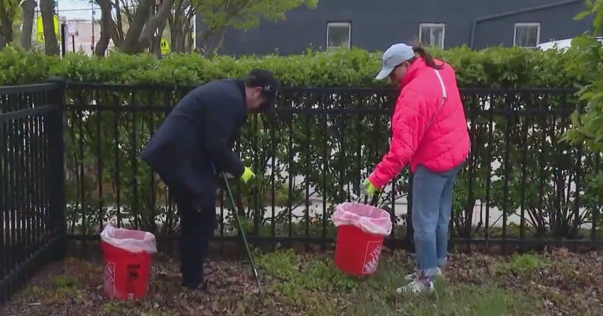 Garbage Gals brings community together to clean up Chicago streets ...