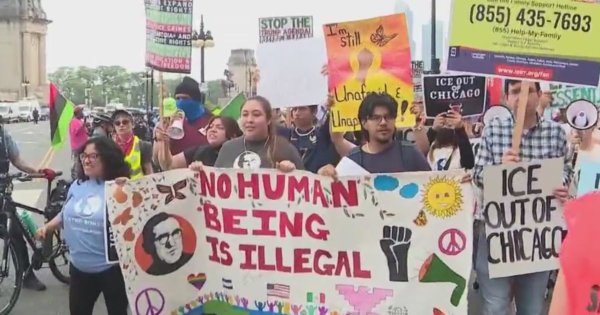 Anti-ICE demonstrators take to the streets in downtown Chicago | FOX 32 ...