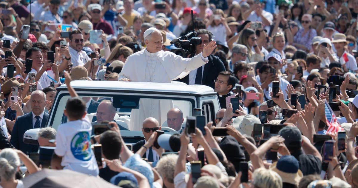 Pope Leo XIV joins White Sox chant in viral video | FOX 32 Chicago