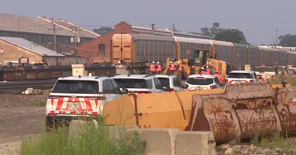 Freight train derailment impacts Metra BNSF trains | FOX 32 Chicago