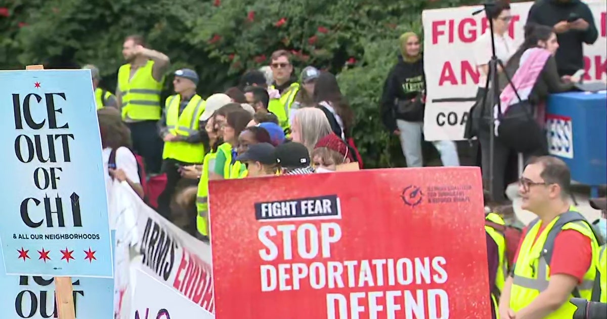 Chicago Trump protest march: Thousands rally downtown against deploying ...