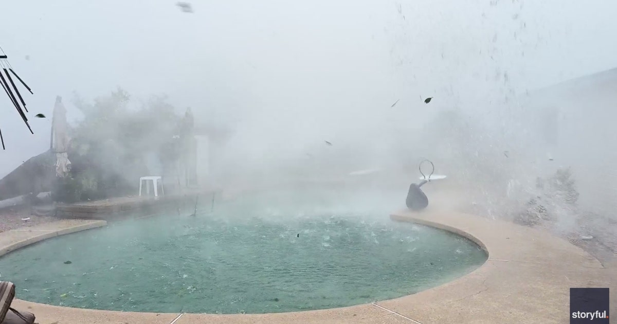 Powerful storm rips through Arizona backyard | FOX 32 Chicago