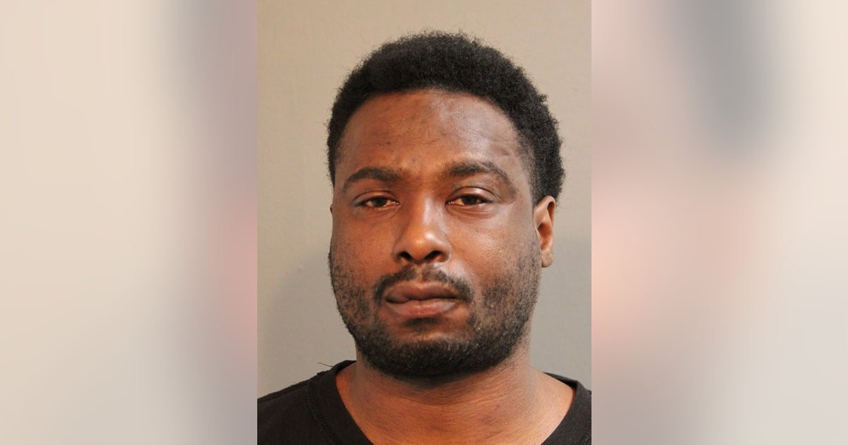 Chicago man arrested minutes after robbing business at gunpoint, police ...