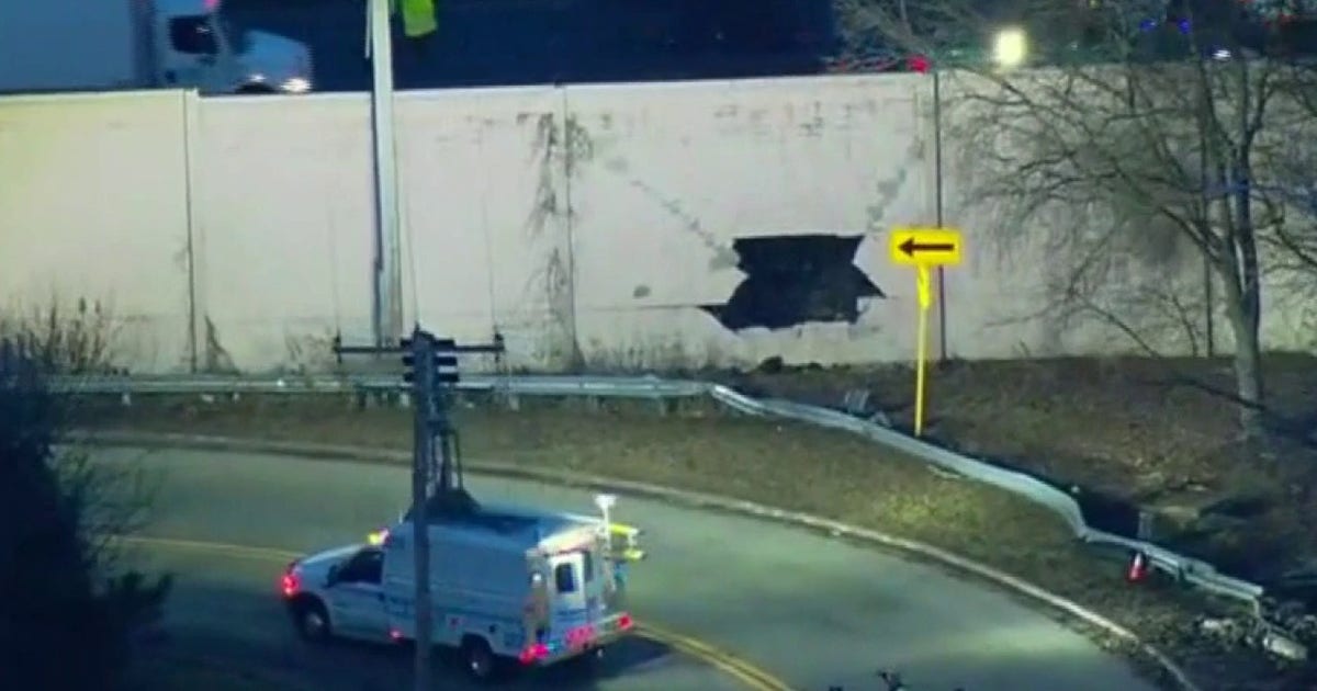 Driver killed when car went airborne, crashed through I-55 barrier in ...