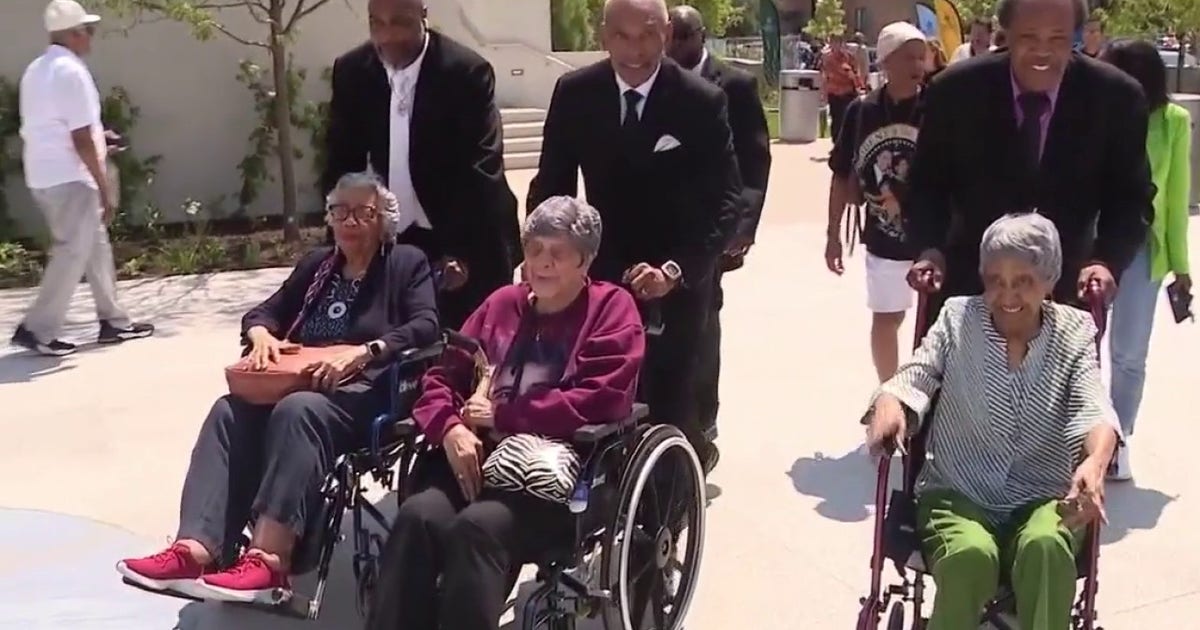 Chicago centenarians get early tour of Obama Presidential Center | FOX ...