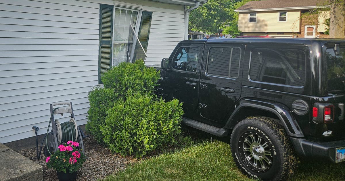 Jeep crashes into Cary home | FOX 32 Chicago