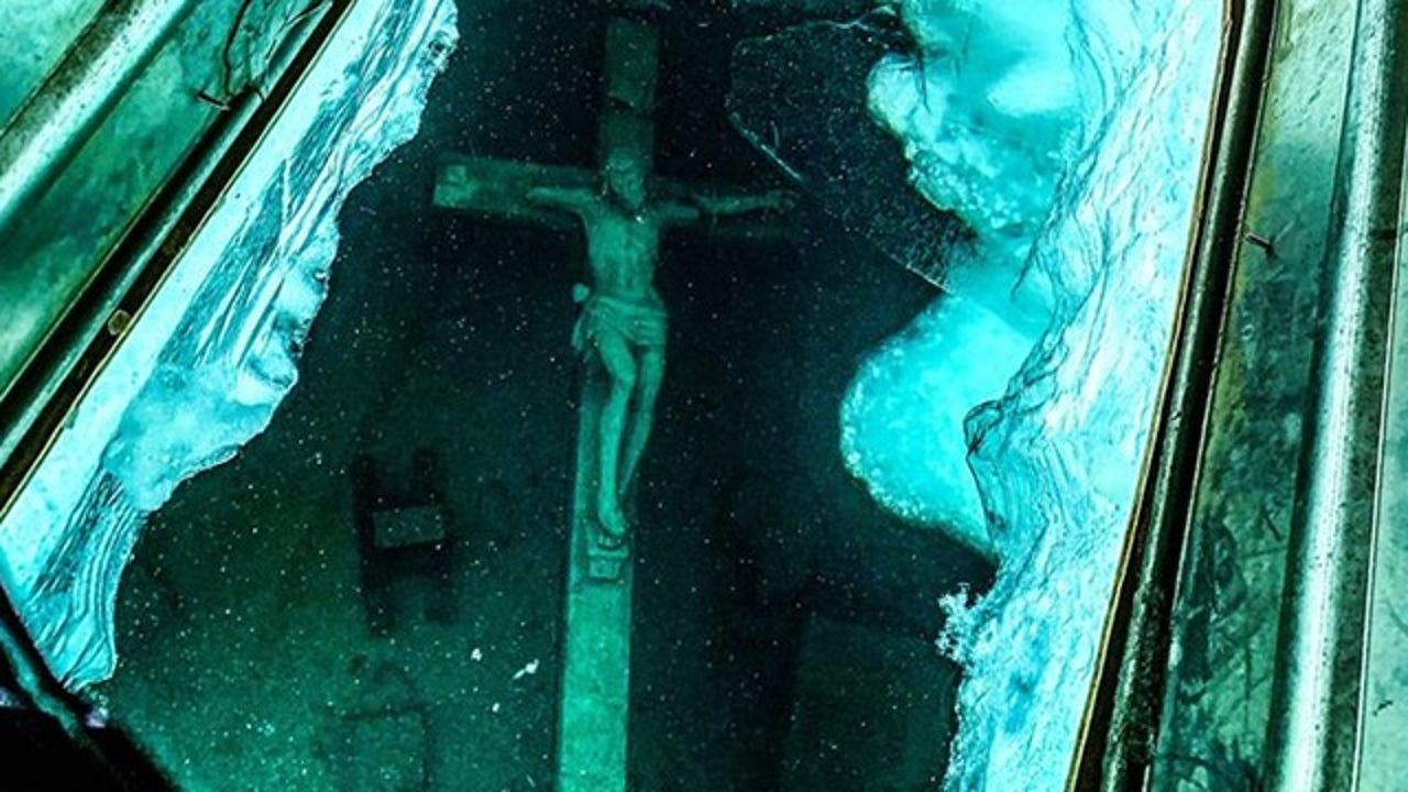 Hundreds line up to view underwater crucifix in Michigan | FOX 35 Orlando