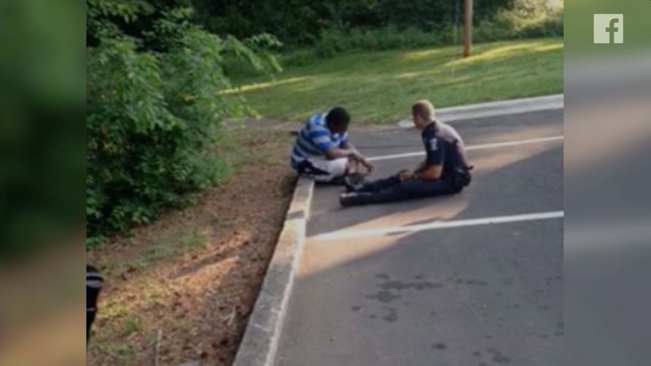 Viral photo of cop spreads message of compassion