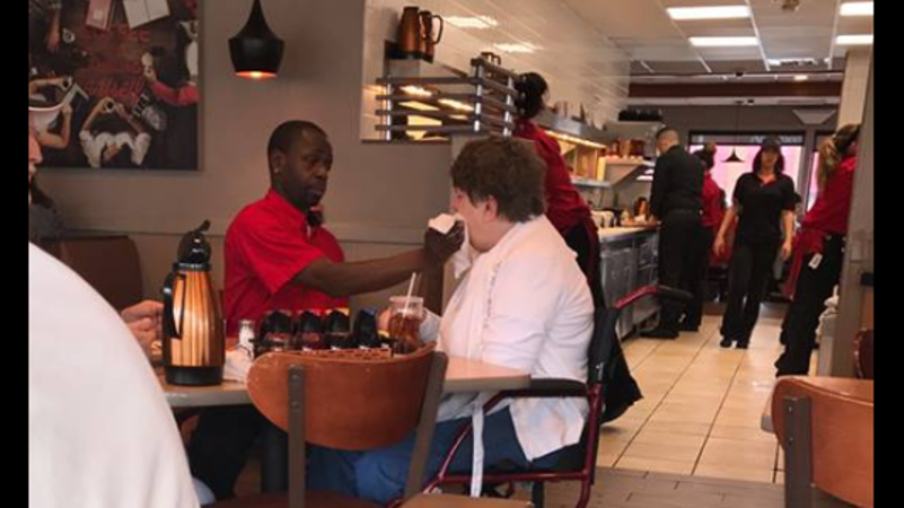 IHOP server helps disabled customer in sweet photo | FOX 35 Orlando