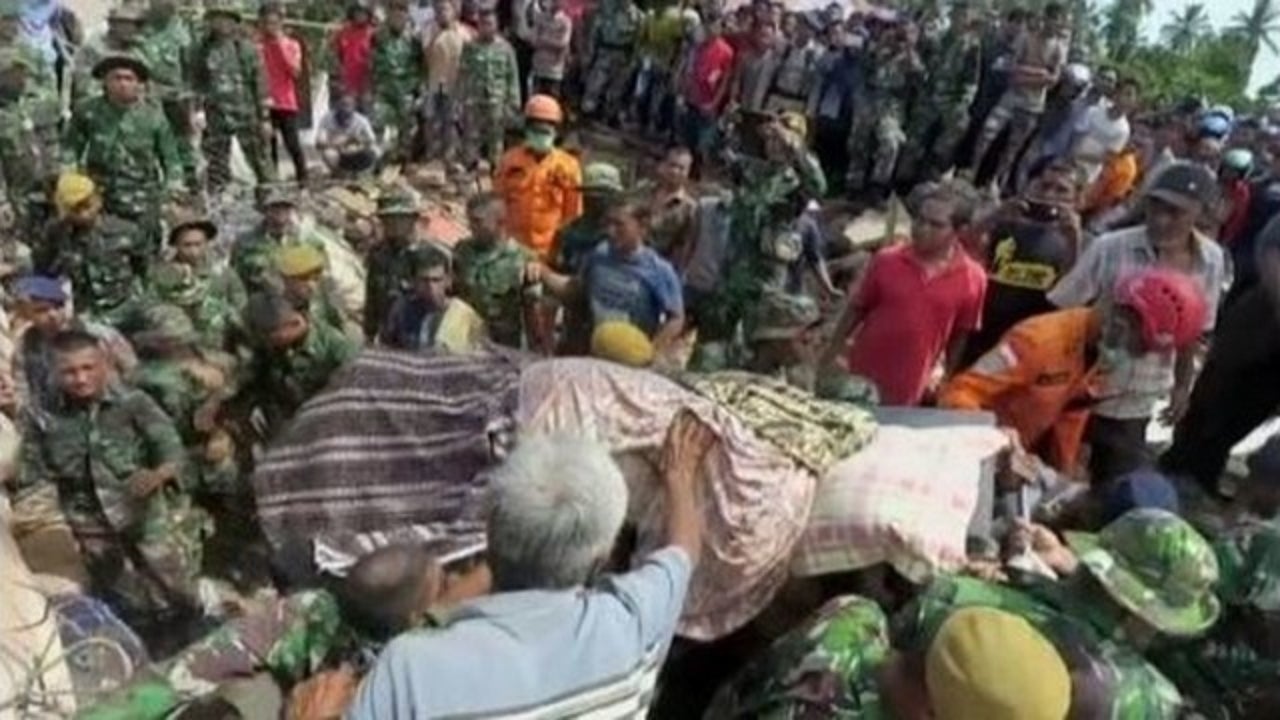 Thousands take refuge in mosques after deadly Aceh quake | FOX 35 Orlando