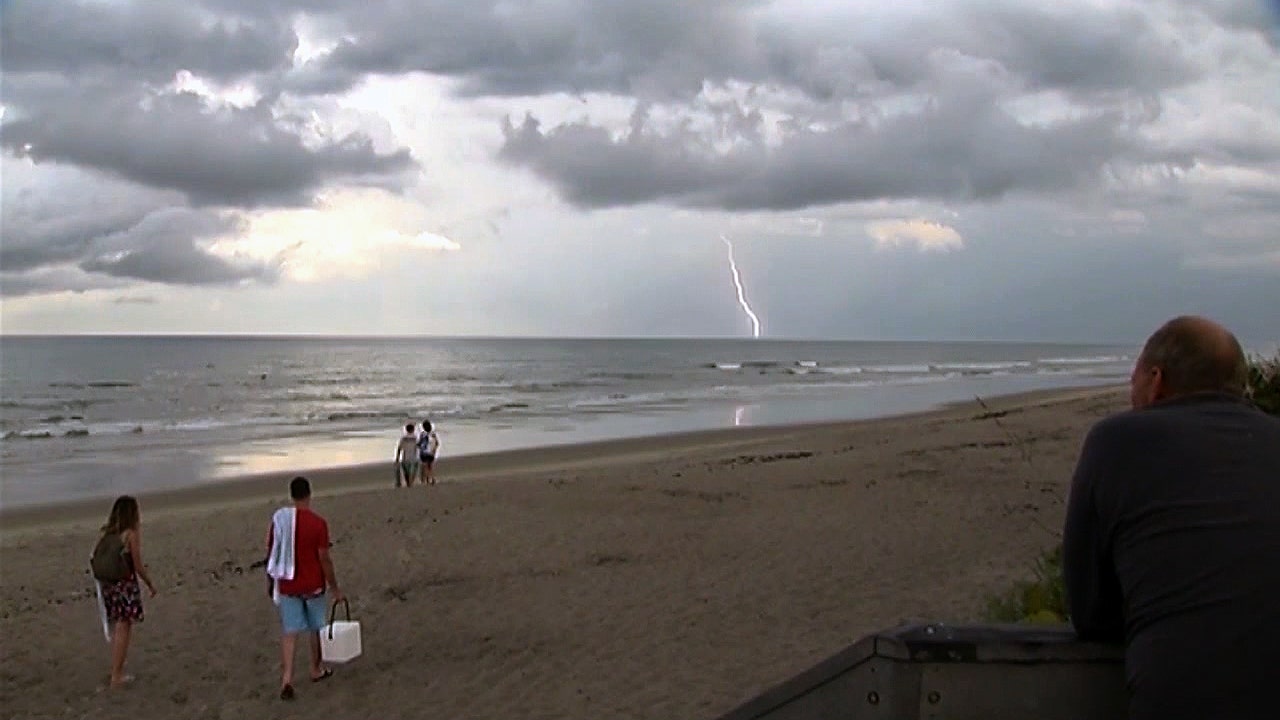 1 dead, 1 hospitalized after lightning strike on Florida beach | FOX 35 ...