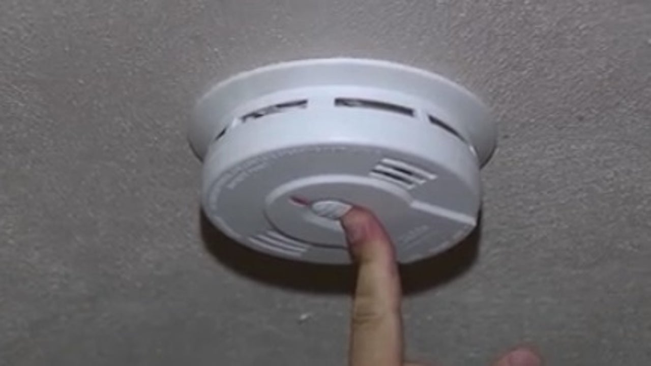 Firefighters check smoke alarms after deadly fire | FOX 35 Orlando