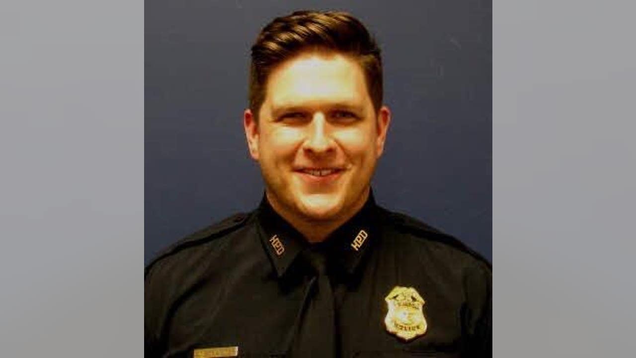 HPD sergeant killed in east Houston shooting, suspect in custody | FOX ...