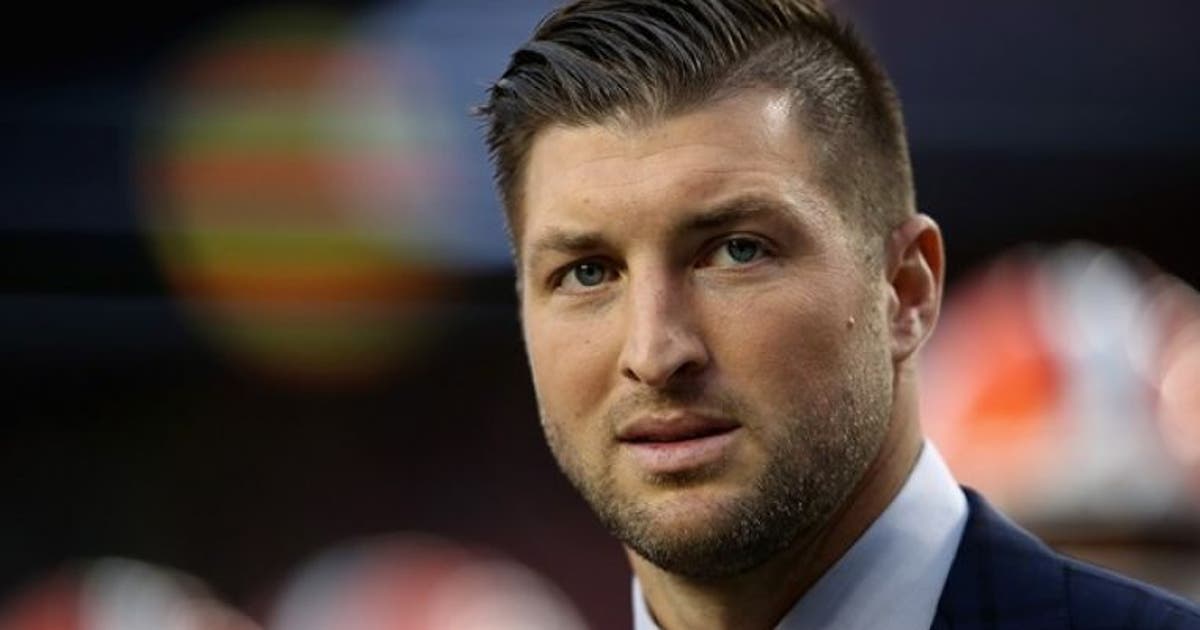 Tim Tebow takes shoes off own feet, gives to homeless shelter resident ...