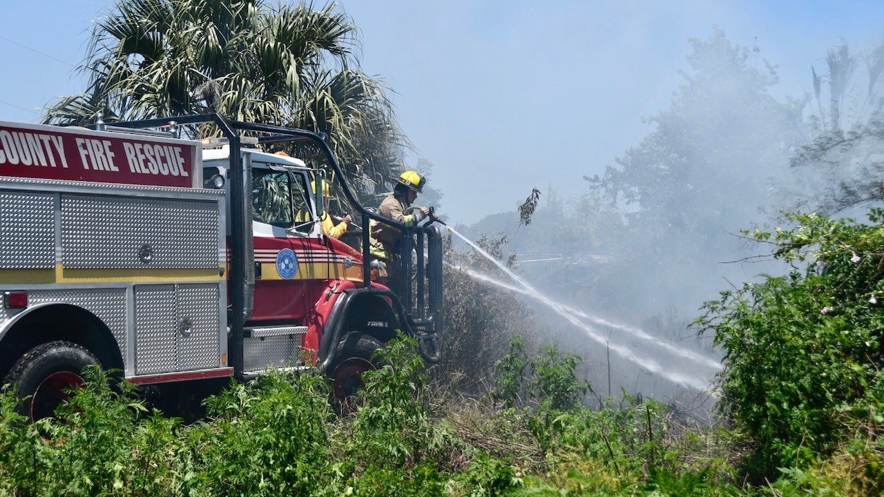 Orange County firefighters battle brush fire near Apopka | FOX 35 Orlando