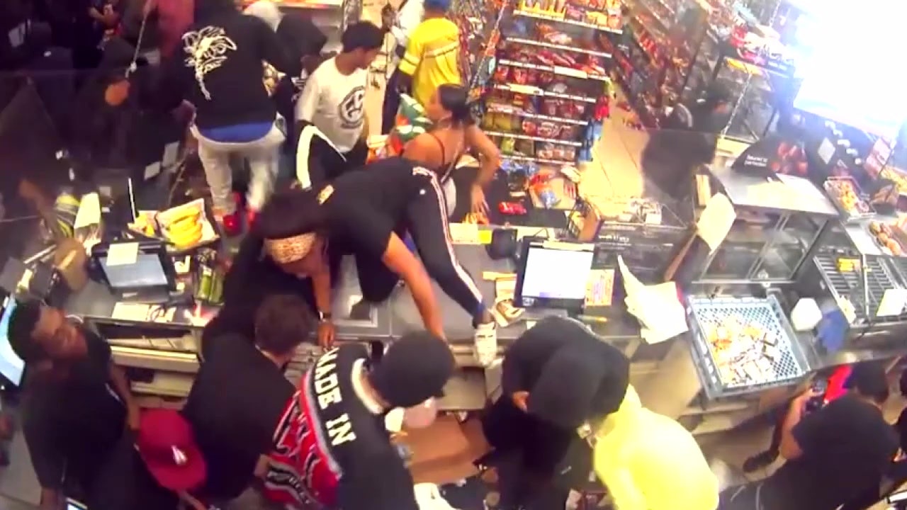 VIDEO: Flash mob vandalizes, loots 7-Eleven store following street ...
