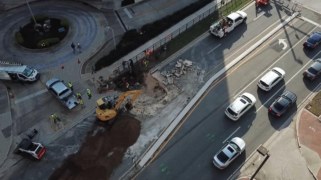 Hole opens up in busy downtown Orlando intersection, weekend traffic to ...
