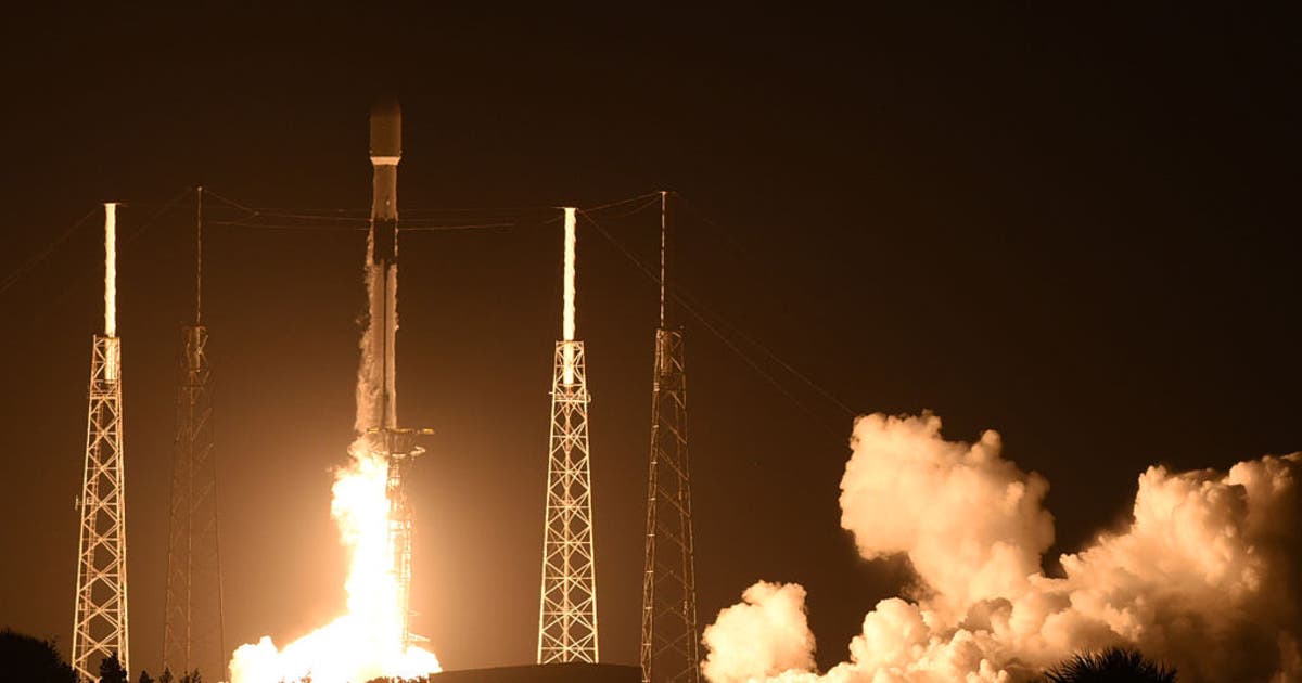 Sonic booms follow Falcon 9 launch carrying supply mission to space ...