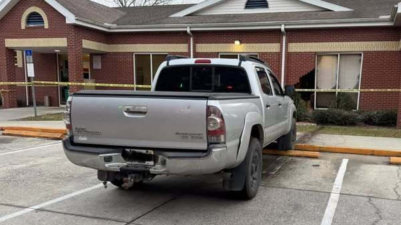 Truck crashes into Bunnell post office, temporarily closes facility ...