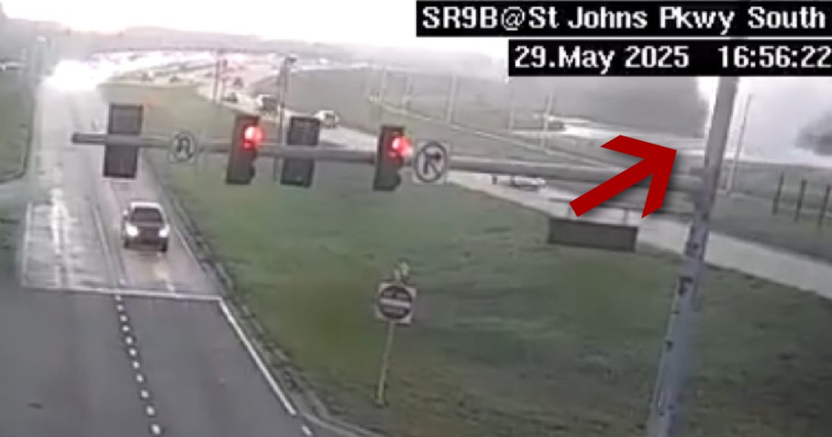Tornado spins by Florida traffic camera | FOX 35 Orlando