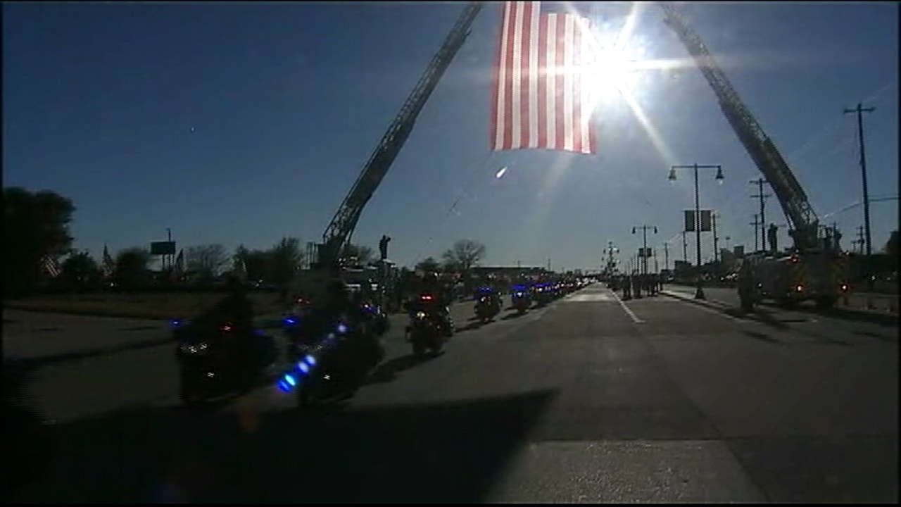 Thousands pay tribute to slain Little Elm police officer