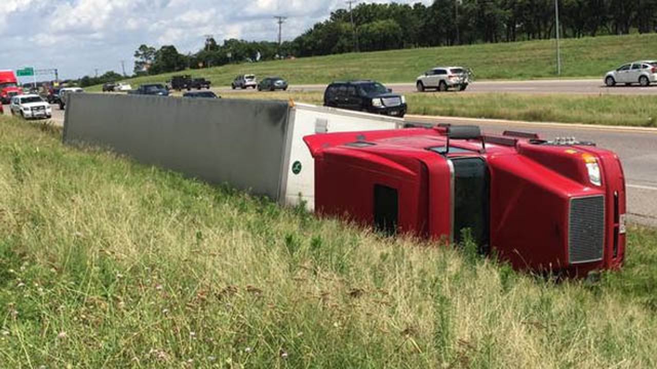 Overturned 18 Wheeler Creates Traffic Headaches On I 35 In Denton