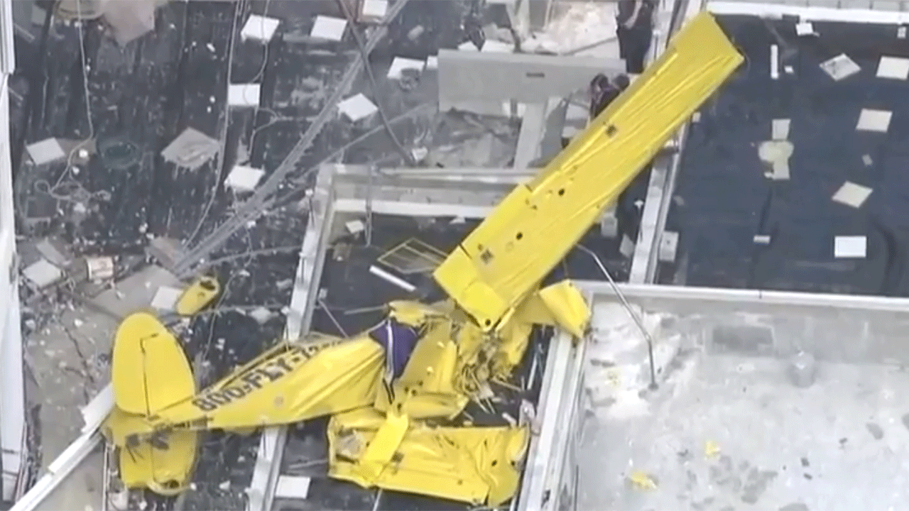 Small banner plane crashes into building | FOX 4 Dallas-Fort Worth