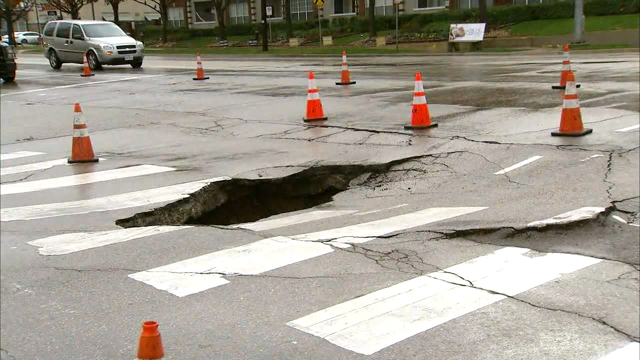Car falls into large sinkhole at Fort Worth intersection | FOX 4 Dallas ...
