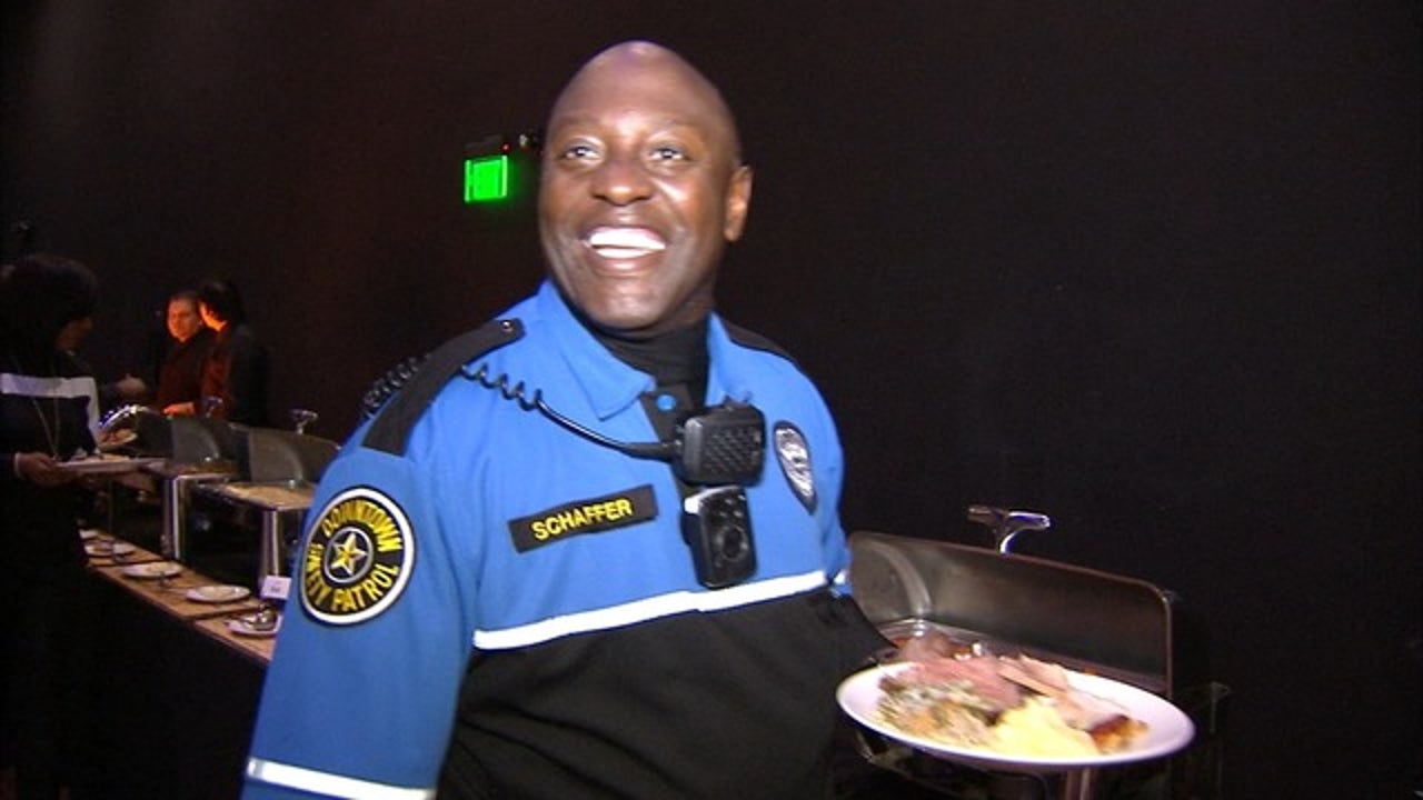 First responders, veterans served a Thanksgiving feast | FOX 4 Dallas ...