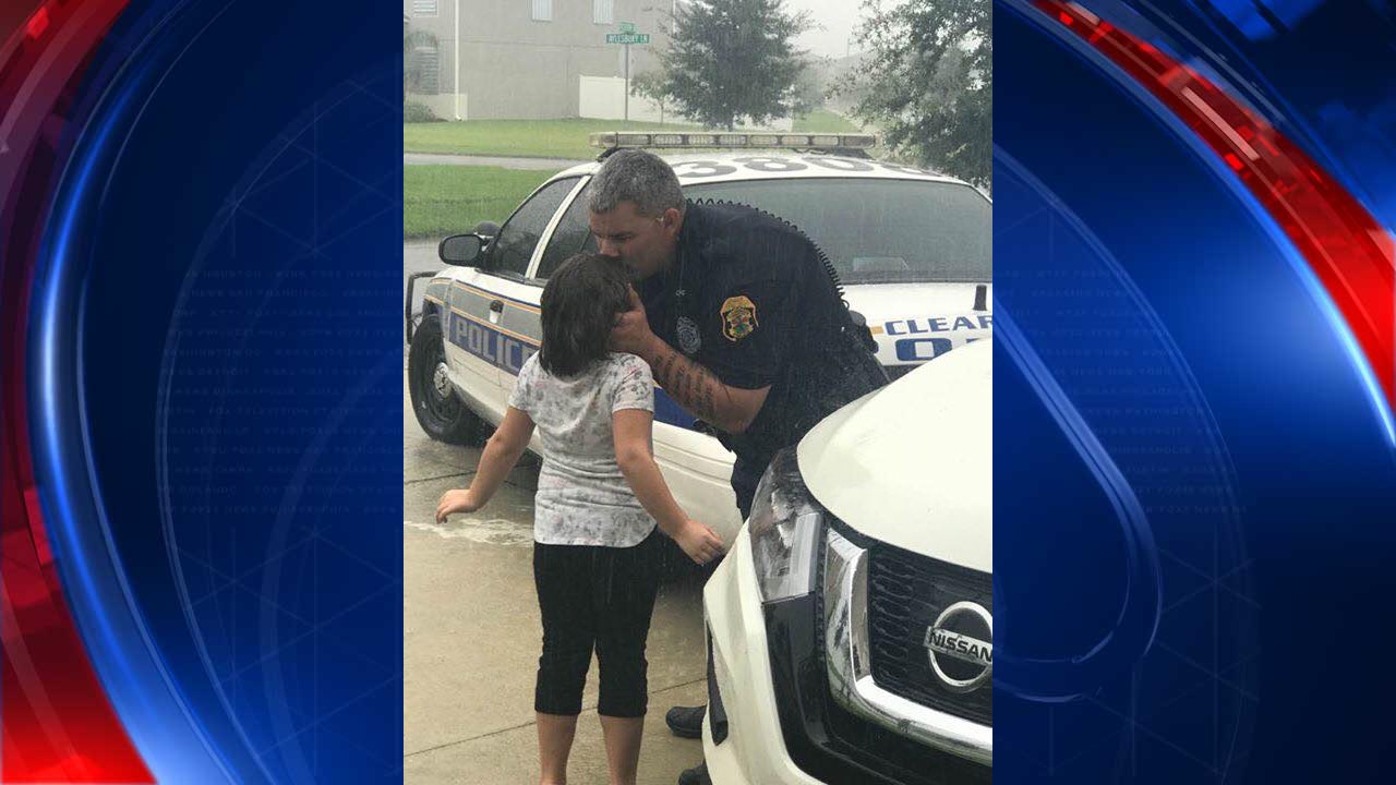 Photo of Florida officer kissing daughter goodbye before heading off ...