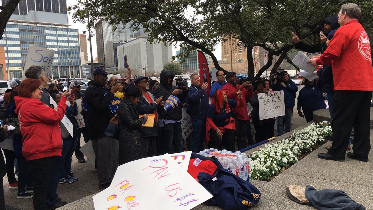 EPA, TSA & FEMA workers in Dallas rally for end to shutdown | FOX 4 ...