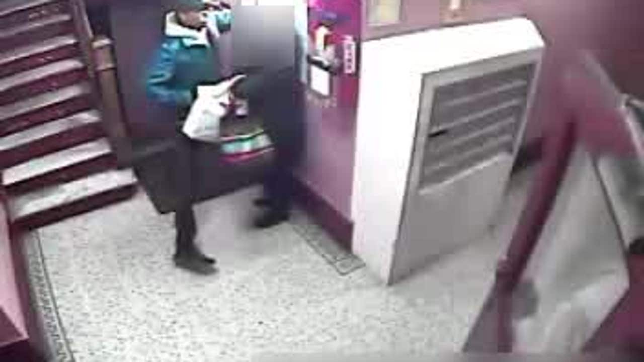 Violent mugging of woman, 63, caught on camera | FOX 4 Dallas-Fort Worth