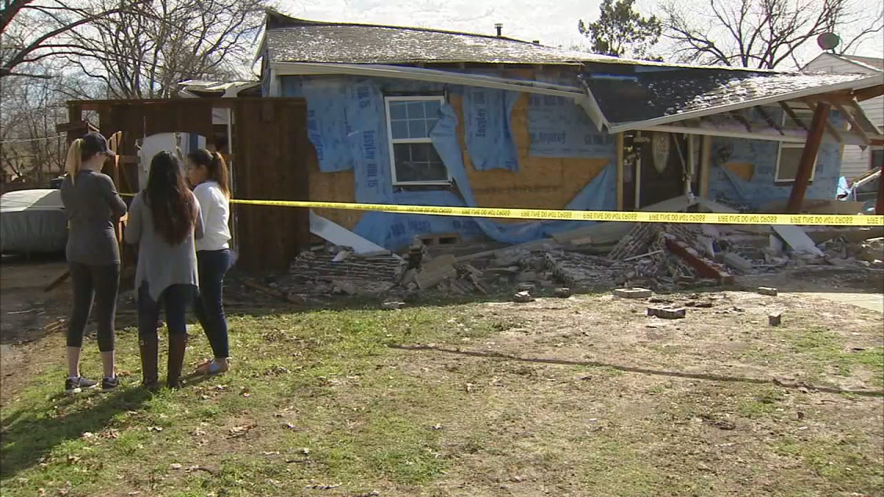 Investigators take soil samples at sight of Dallas deadly gas explosion ...