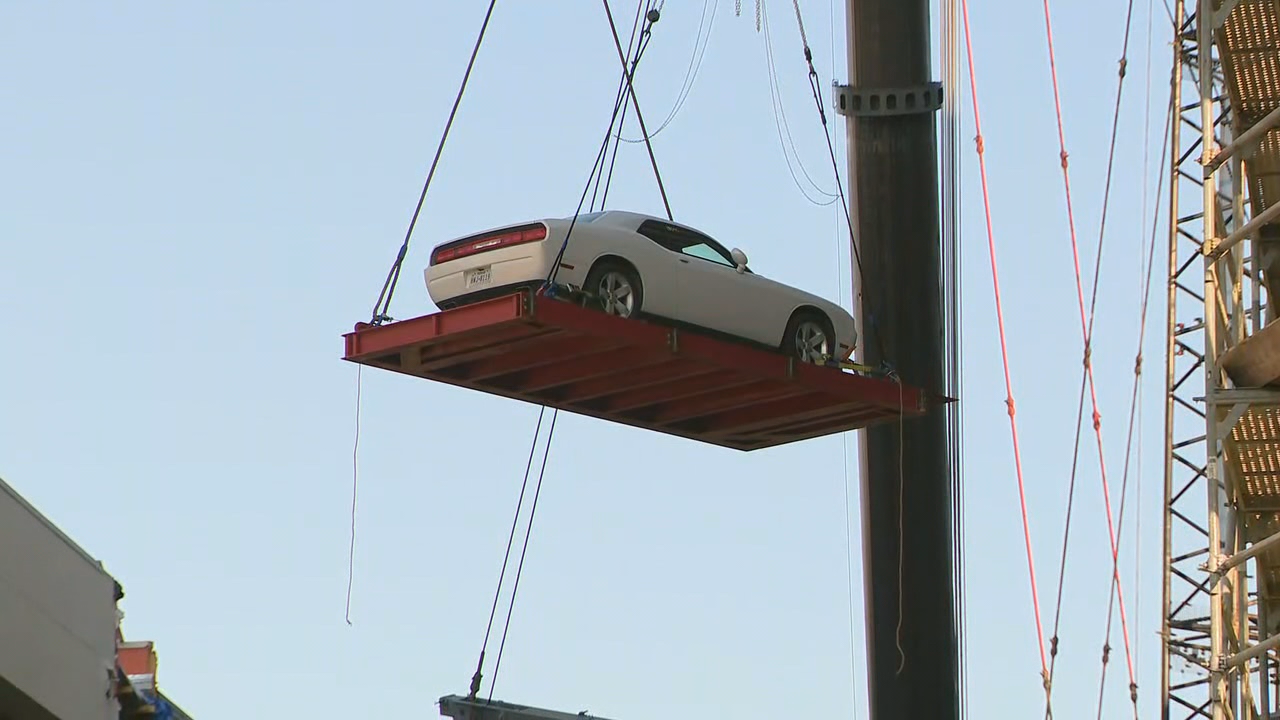 Crews begin removing vehicles from parking garage at Dallas apartments ... Crews begin removing vehicles from parking garage at Dallas apartments ...