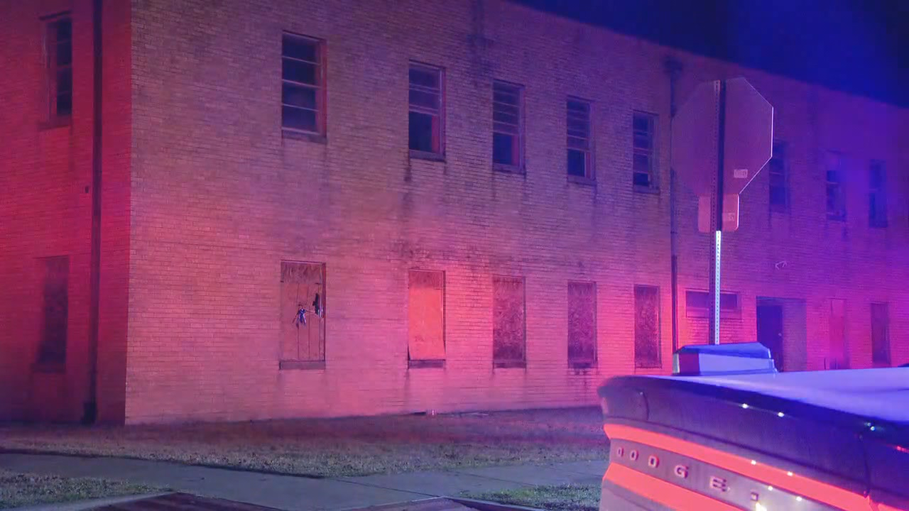 Fort Worth firefighters rescue people from burning church building ...