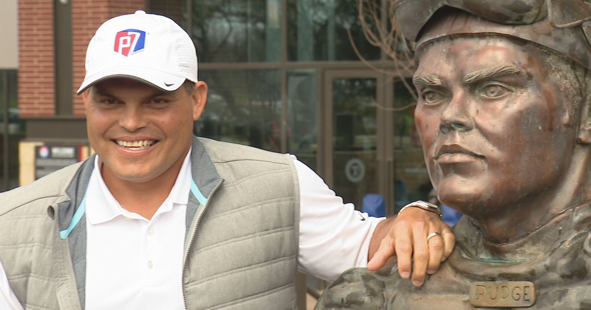 Statue of Pudge Rodriguez unveiled outside new Globe Life Field | FOX 4 ...