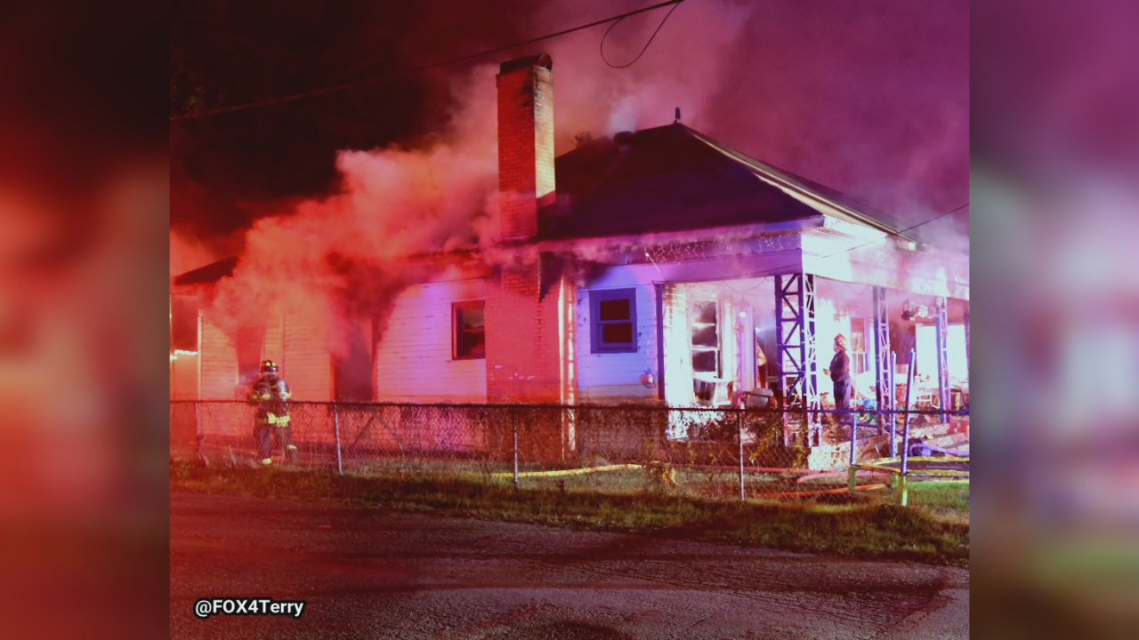 Family of 4 escapes intense house fire in Terrell | FOX 4 Dallas-Fort Worth