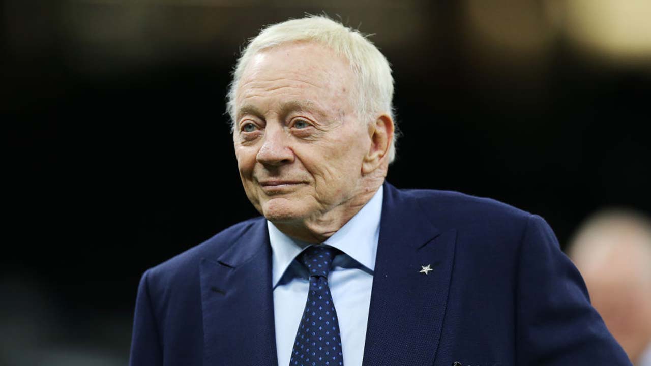 NFL fines Jerry Jones for flashing middle finger at fans: Reports | FOX ...