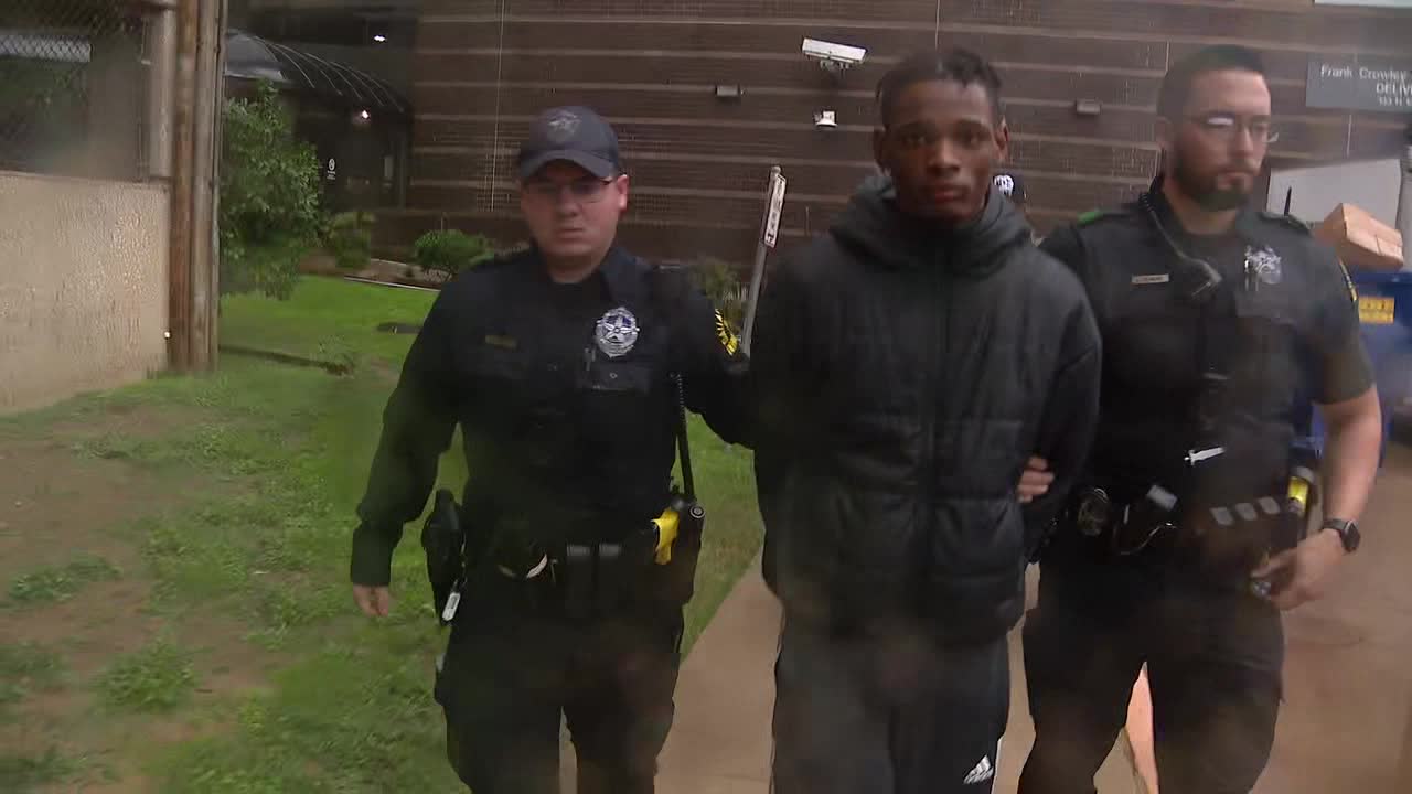 Dallas murder suspect who cut off ankle monitor turns himself in to ...