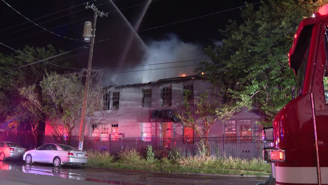 Fire damages vacant apartments in Old East Dallas | FOX 4 Dallas-Fort Worth