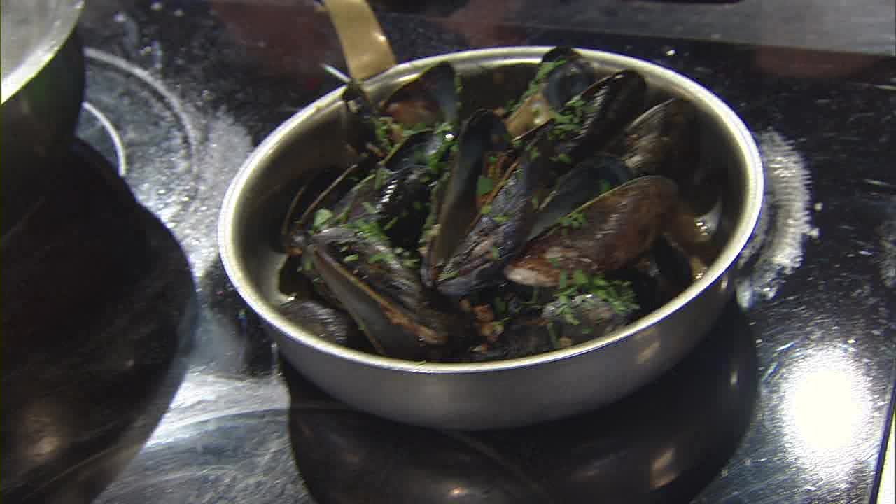 Chardonnay braised mussels recipe for a Valentine's Day | FOX 4 Dallas ...