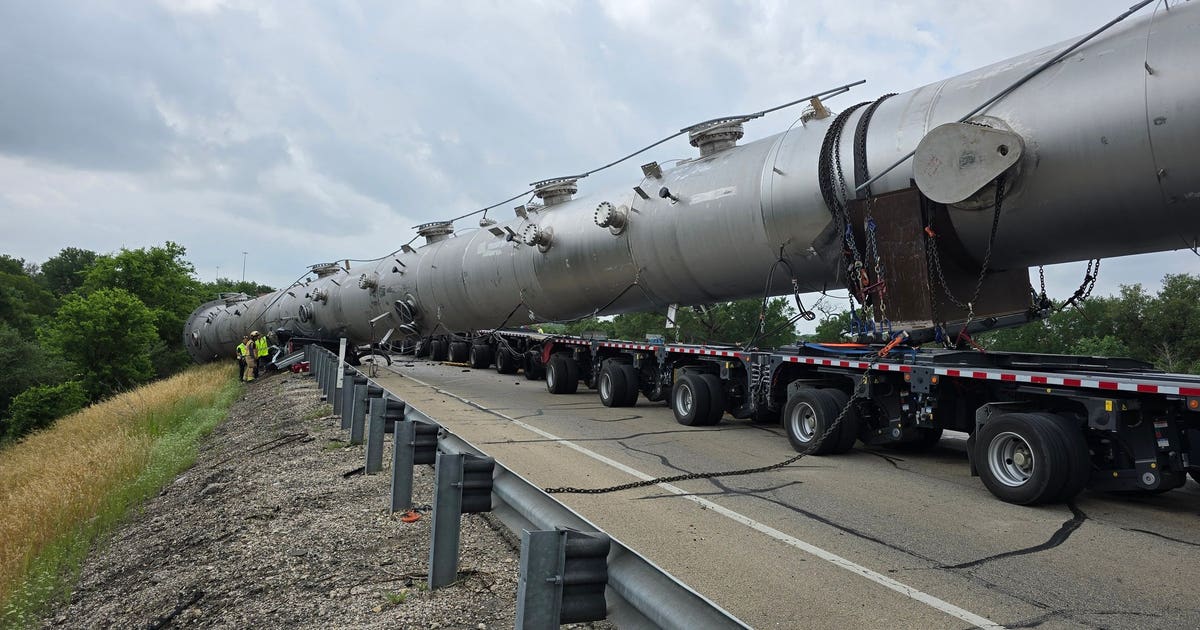 2 killed in Texas after oversized load falls off trailer | FOX 4 Dallas ...